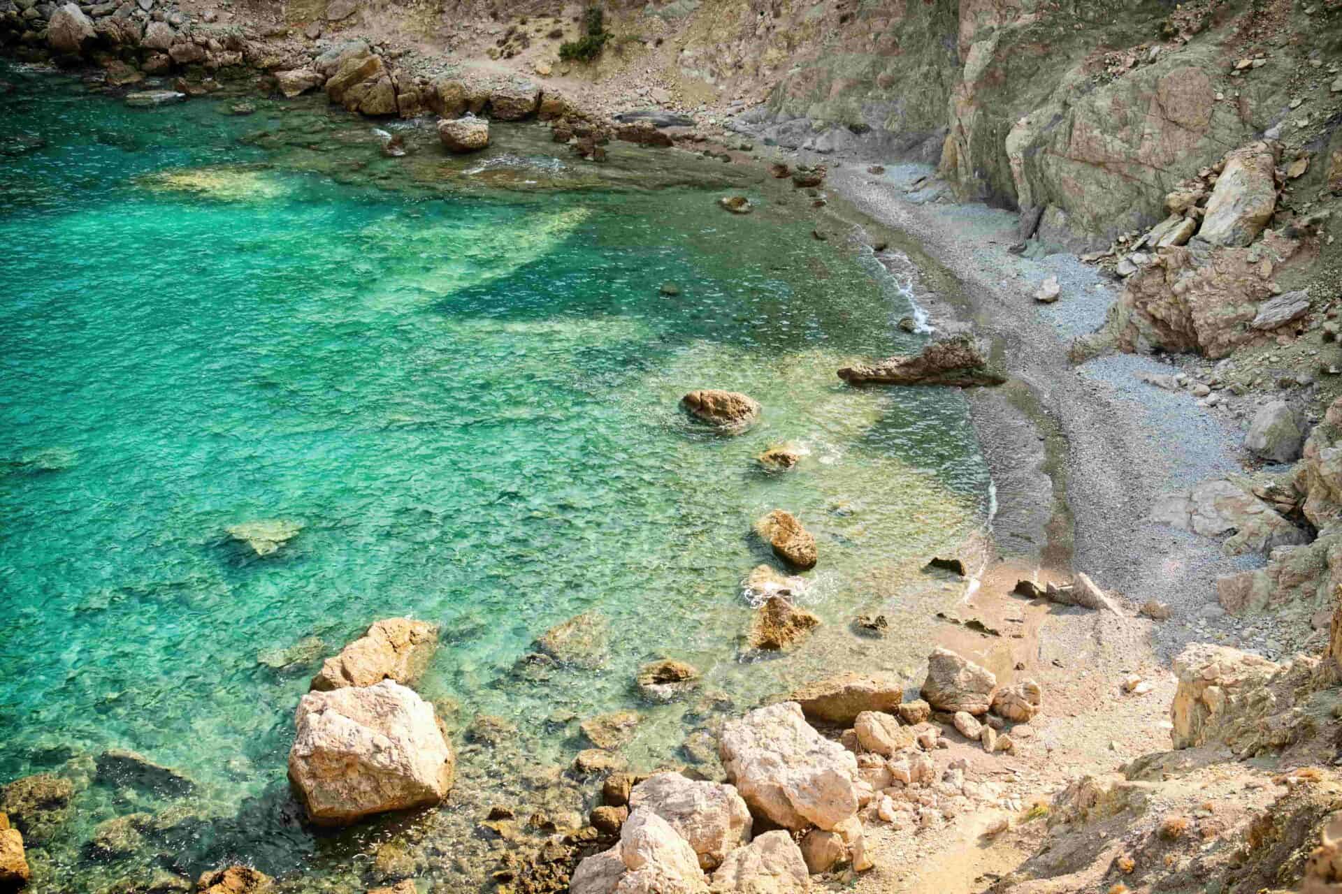 Tisan Adası’nda Gezilecek Yerler: Cennet Koylar ve Tarihi Güzellikler
